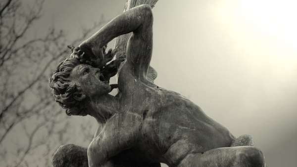 La historia del ángel caído, Lucifer : Sobre Leyendas